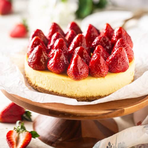 Creamy Strawberry Cheesecake: Simple & easy yet so gorgeous! Baking A ...