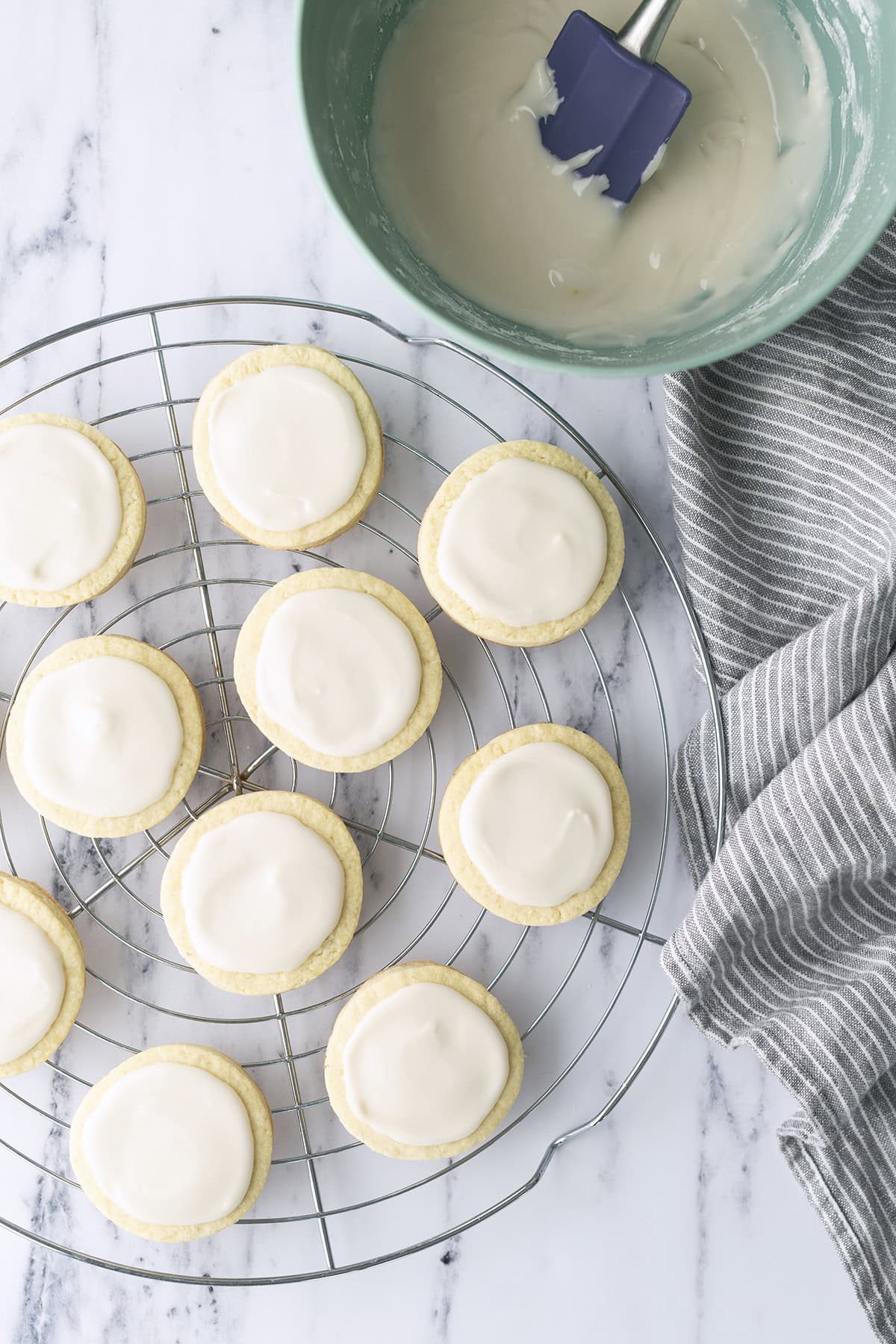 Vanilla Icing (Vanilla Glaze) - Baking A Moment